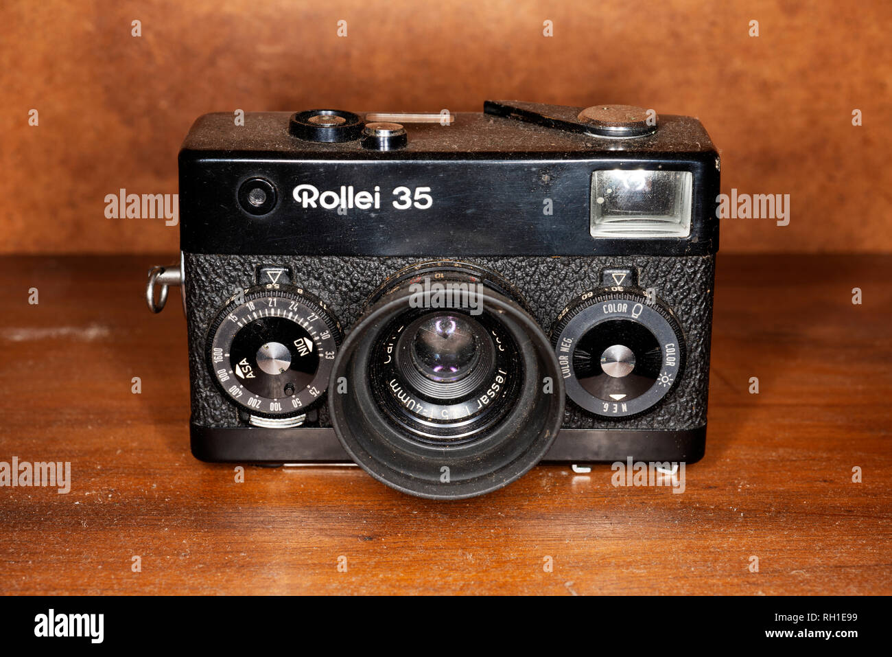 Vintage rollei 35 film camera hi-res stock photography and images - Alamy