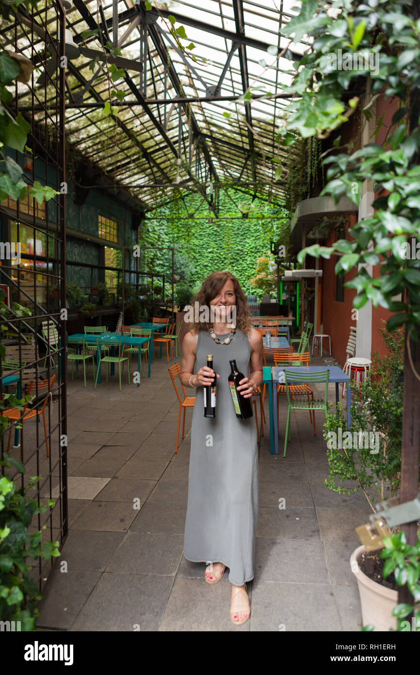 Restaurant Frida Isola, waitress, milan, italy Stock Photo - Alamy