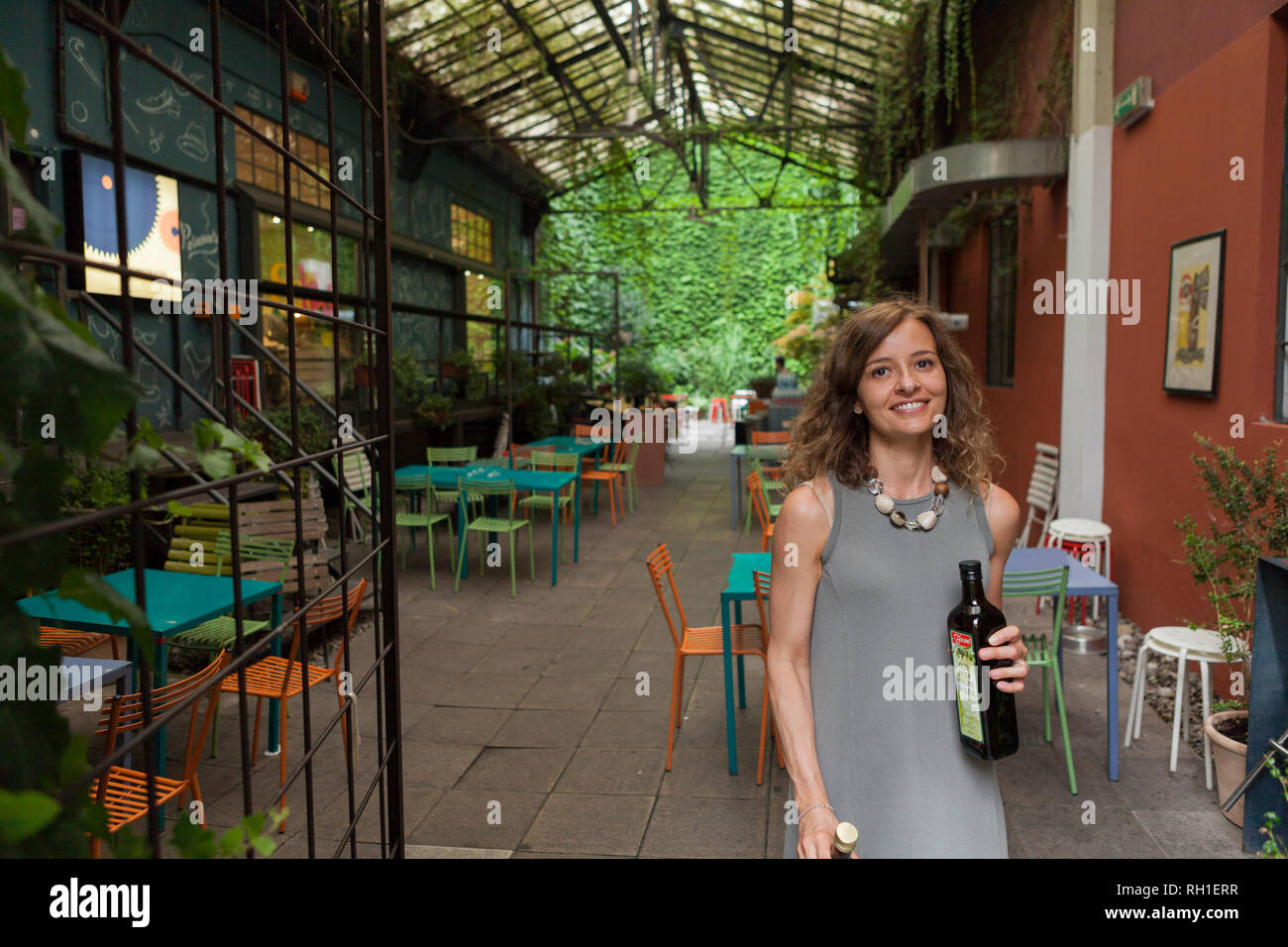 Restaurant Frida Isola, waitress, milan, italy Stock Photo - Alamy