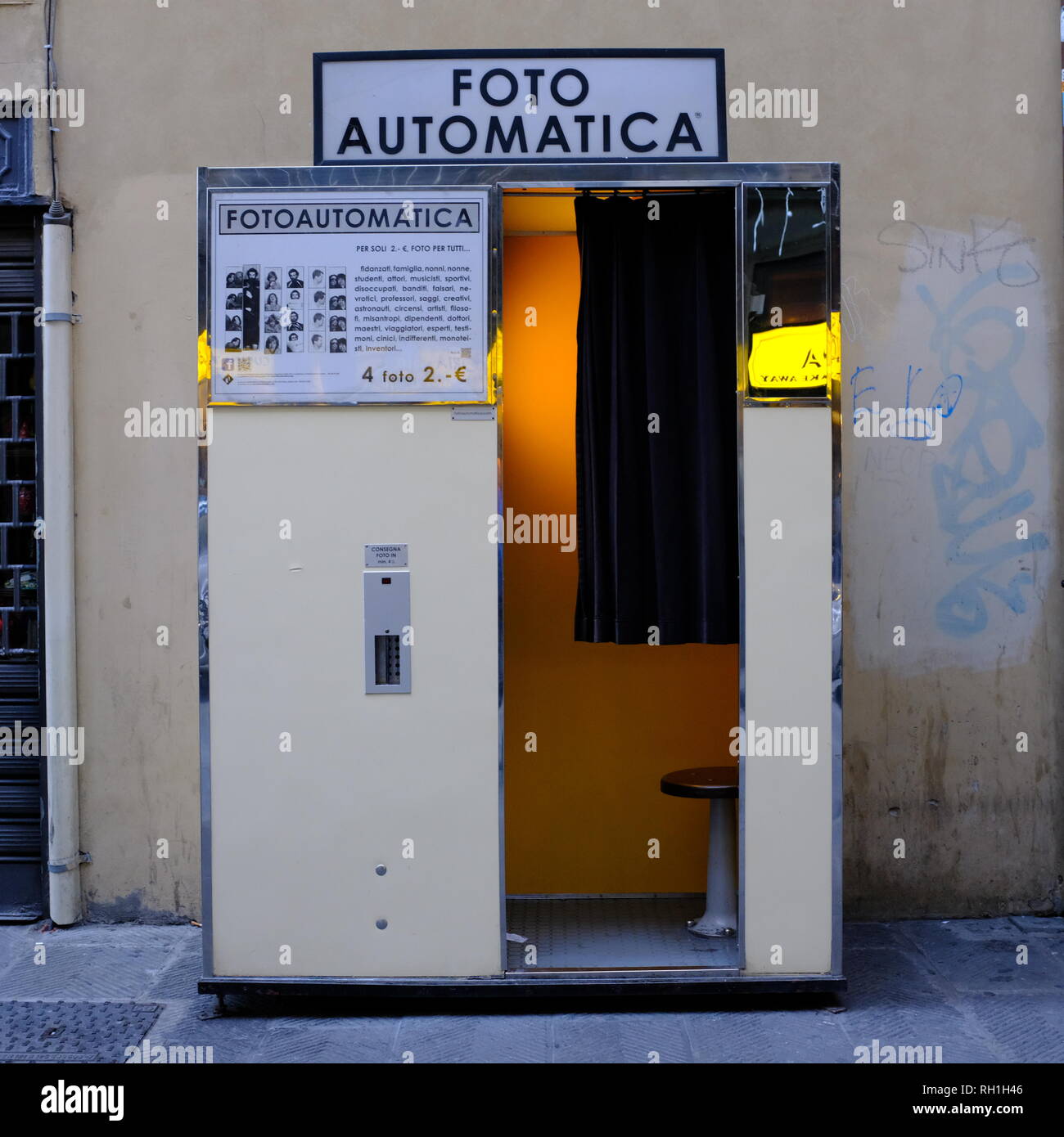 Old style photo booth hi-res stock photography and images - Alamy