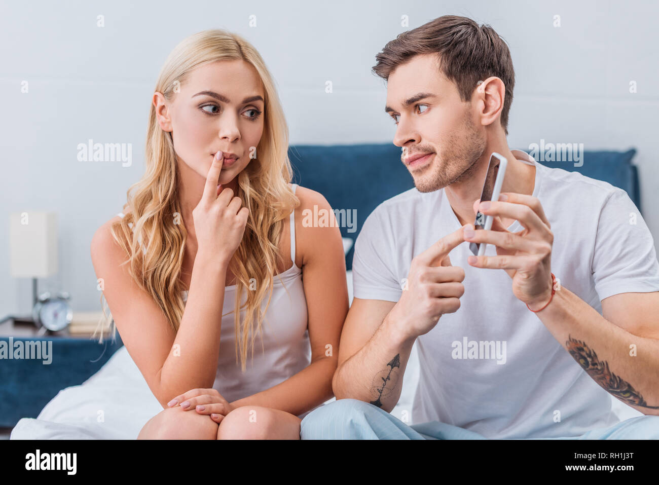 Confused man woman hi-res stock photography and images - Alamy
