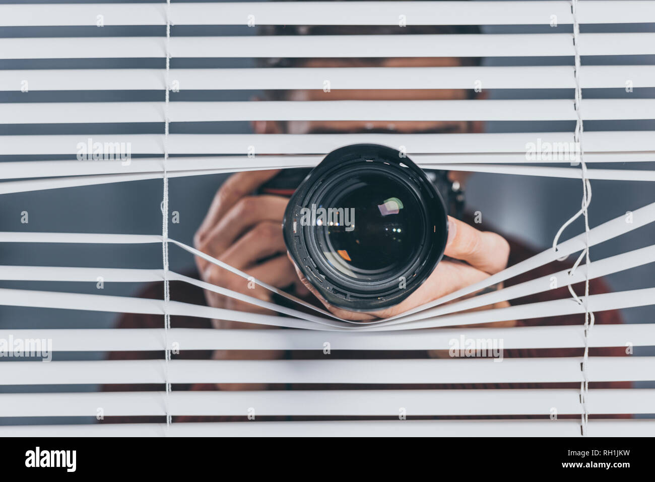 Man snooping peeking spying hi-res stock photography and images - Alamy