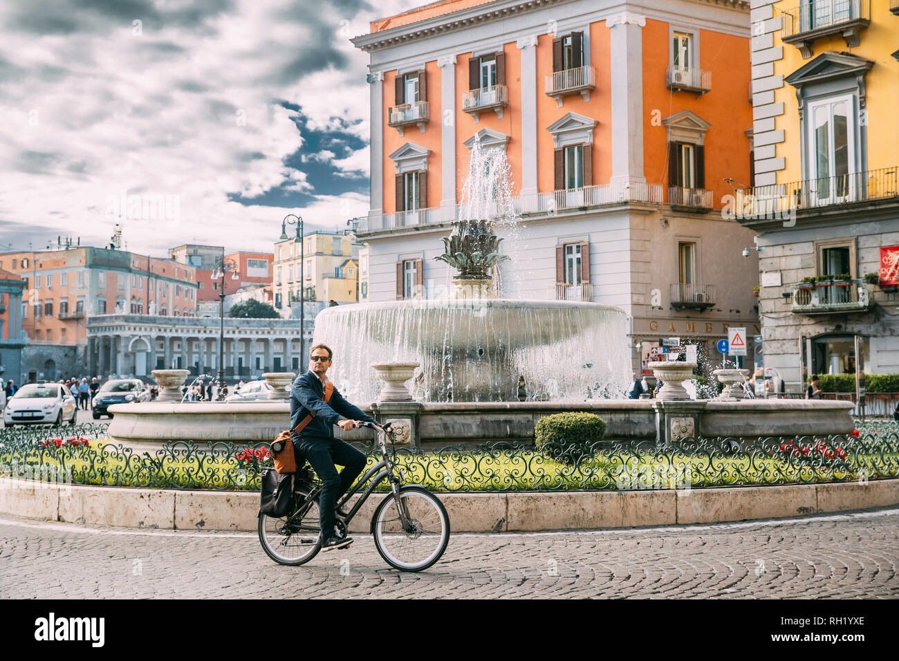 Napoli man street hi-res stock photography and images - Alamy