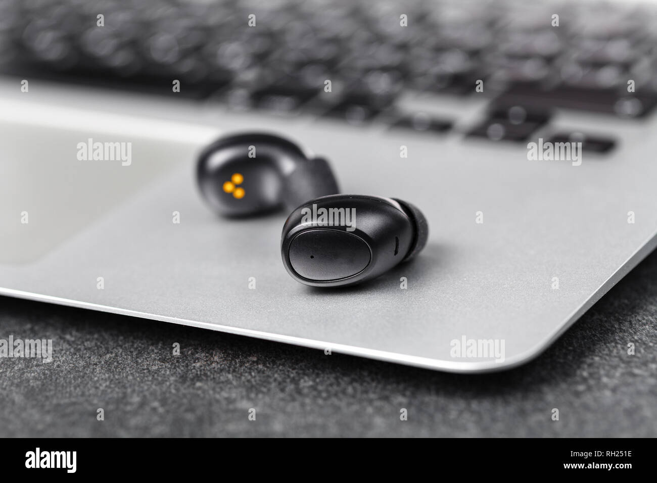 High resolution earphones hi-res stock photography and images - Alamy