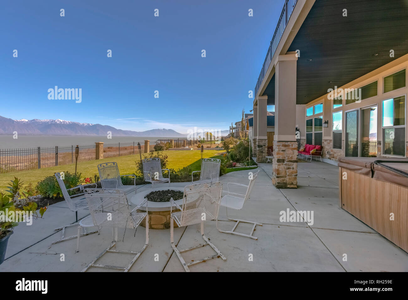 Patio with chairs around a circular fire pit Stock Photo - Alamy