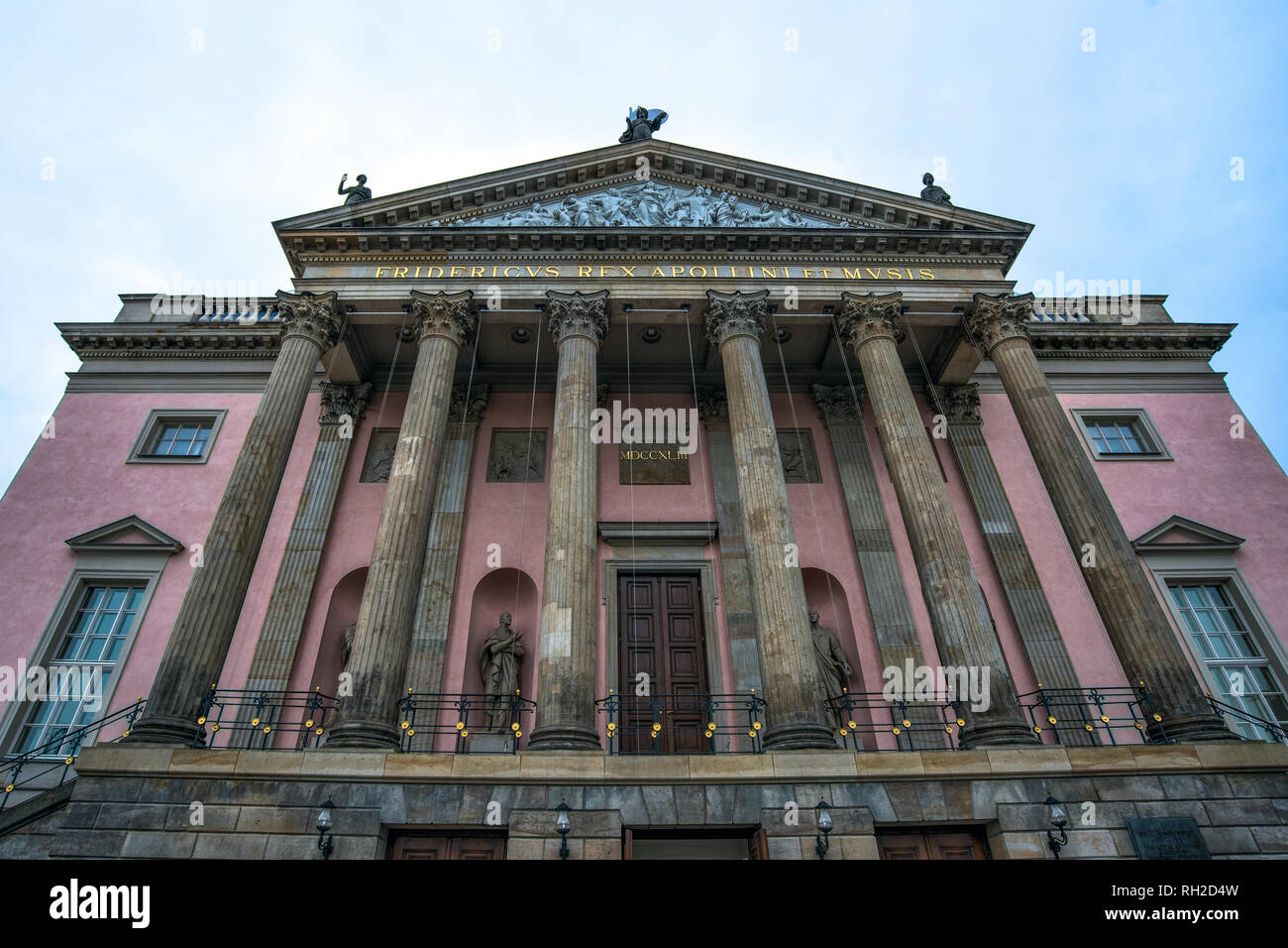 Back view of the state opera hi-res stock photography and images - Alamy