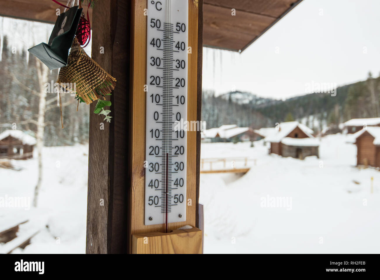 Thermometer house outside hi-res stock photography and images - Alamy