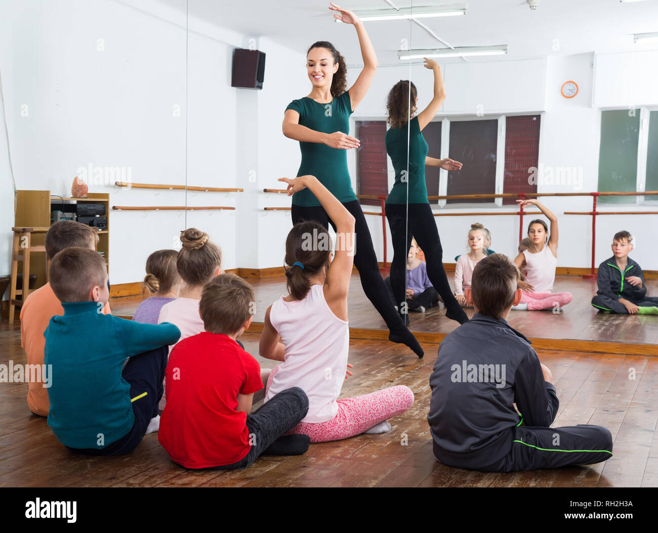 Ballet studio primary hi-res stock photography and images - Alamy