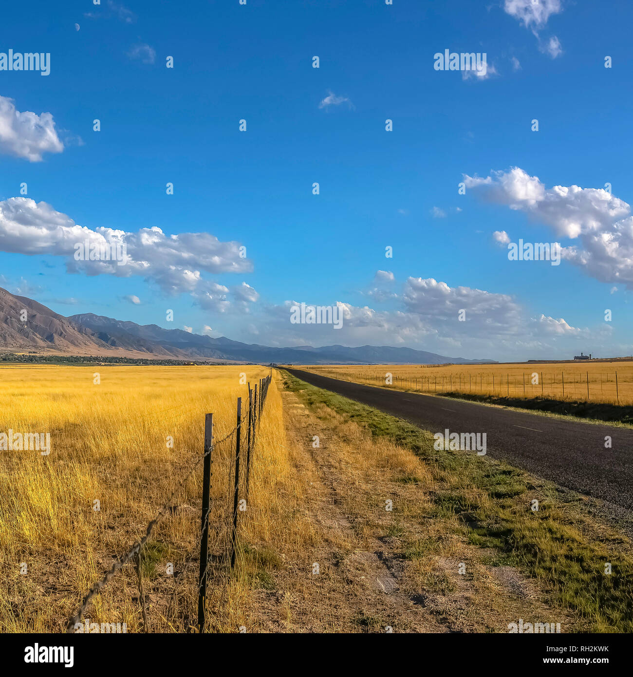 Wire fence along a highway hi-res stock photography and images - Alamy