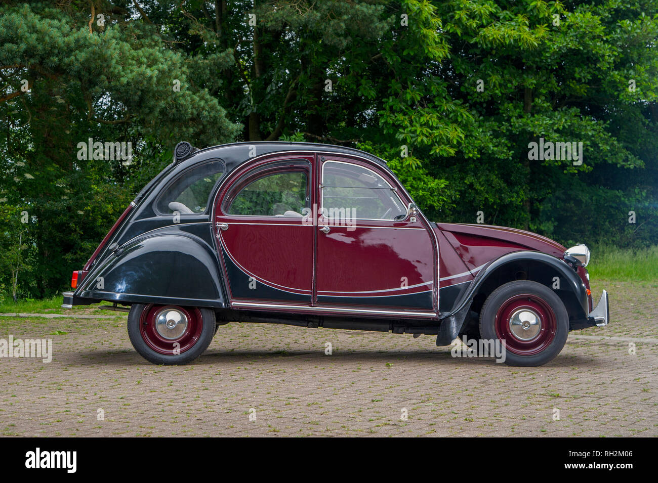 1980 Citroen 2CV Charleston classic French car Stock Photo - Alamy