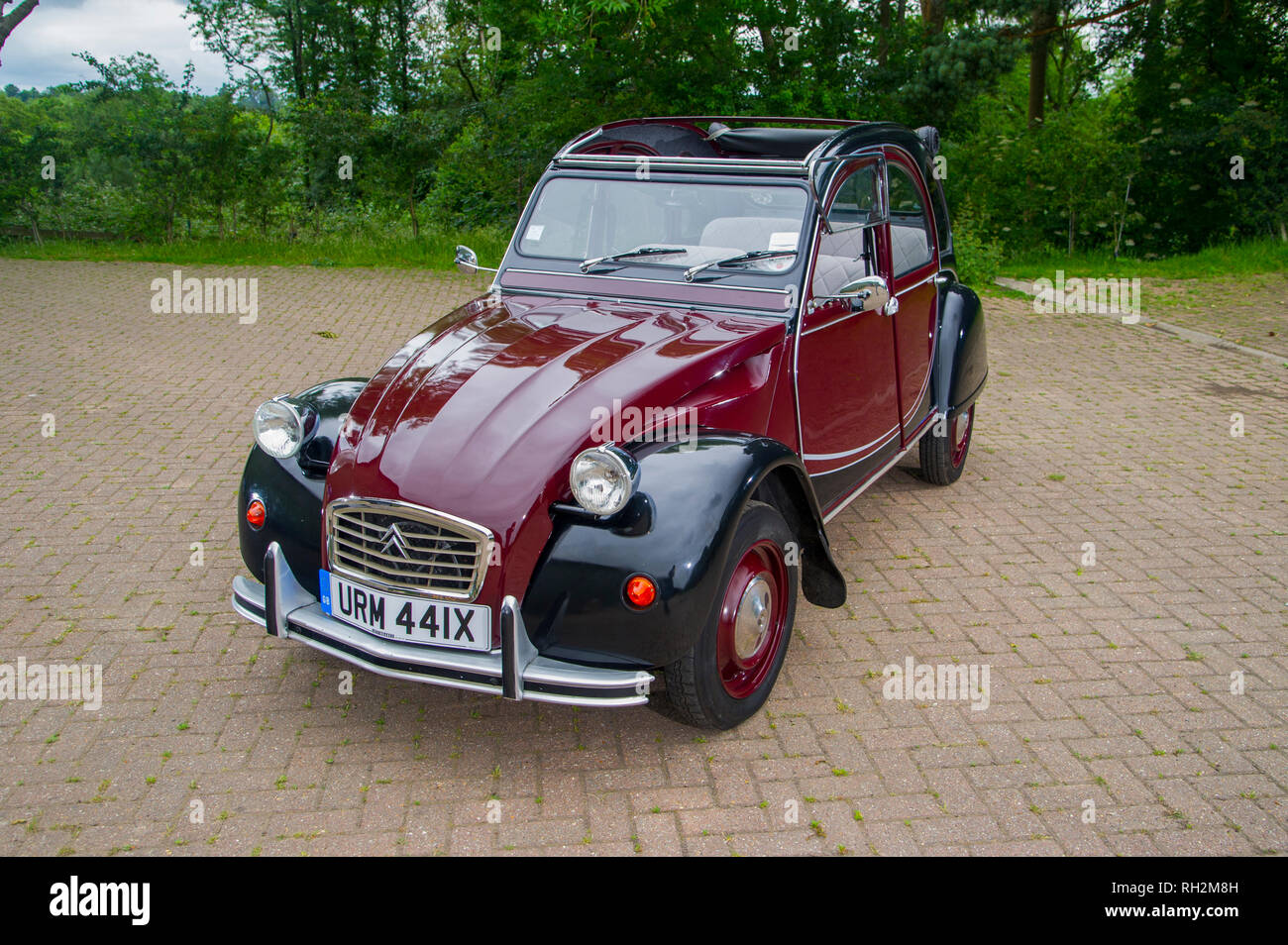 1980 Citroen 2CV Charleston classic French car Stock Photo - Alamy