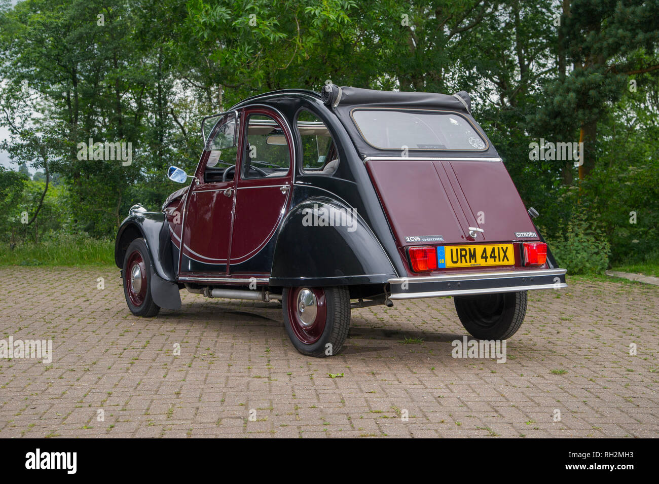 1980 Citroen 2CV Charleston classic French car Stock Photo - Alamy