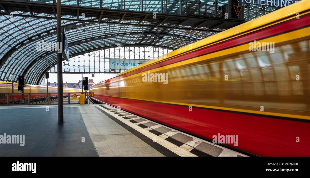S bahn berlin hi-res stock photography and images - Alamy