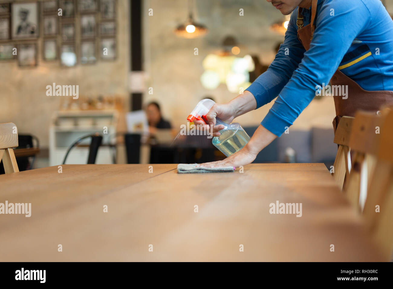 Waiter apron clean table hi-res stock photography and images - Alamy