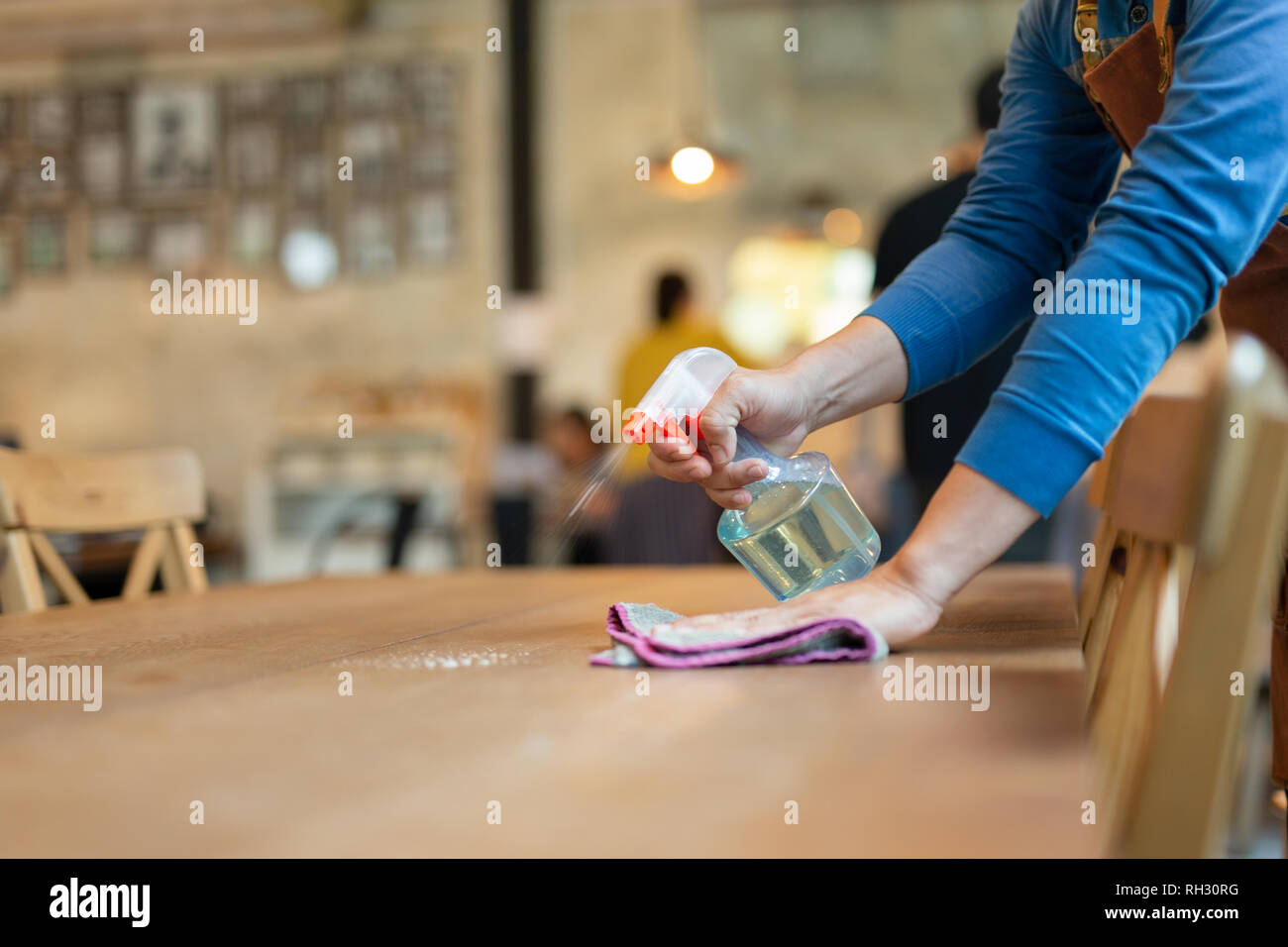 Waiter cleaning table hi-res stock photography and images - Alamy