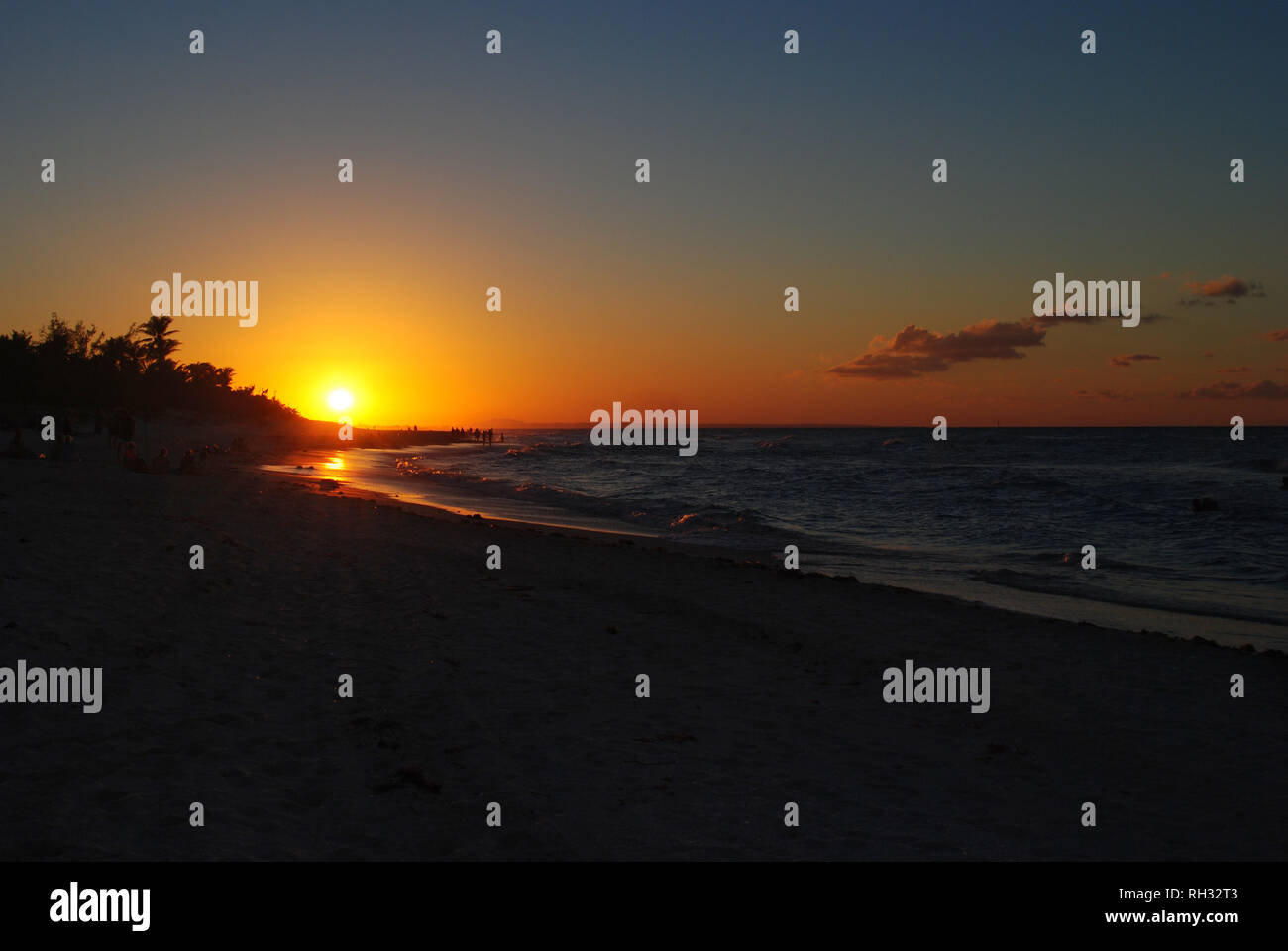 Sunset on the beach in Cuba. Orange sun on the horizon Stock Photo - Alamy