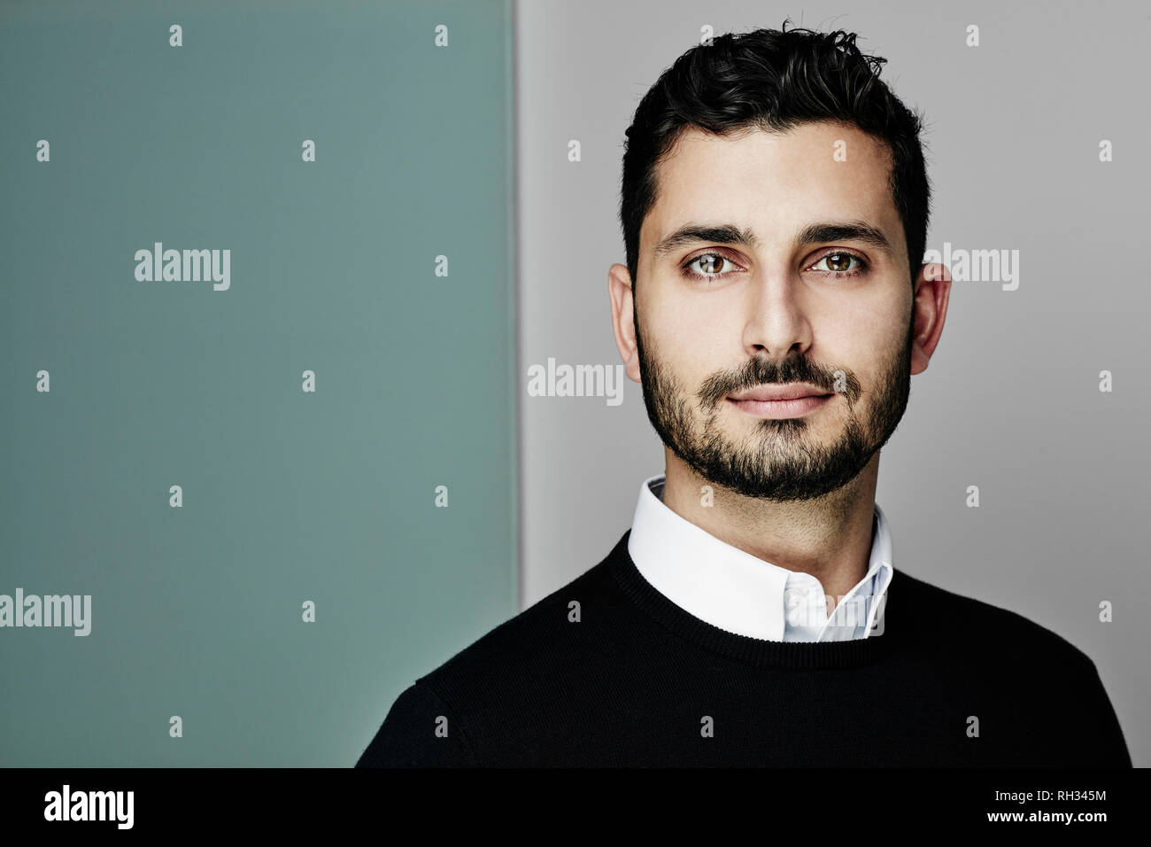 Portrait of smiling man Stock Photo - Alamy