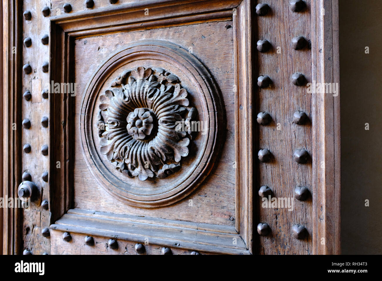 Florence carved wooden doors hi-res stock photography and images - Alamy
