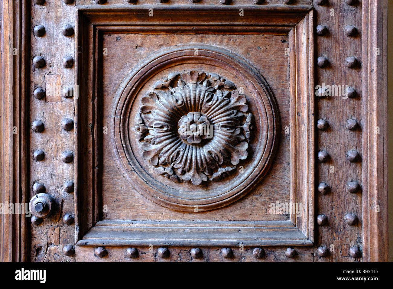 Florence carved wooden doors hi-res stock photography and images - Alamy