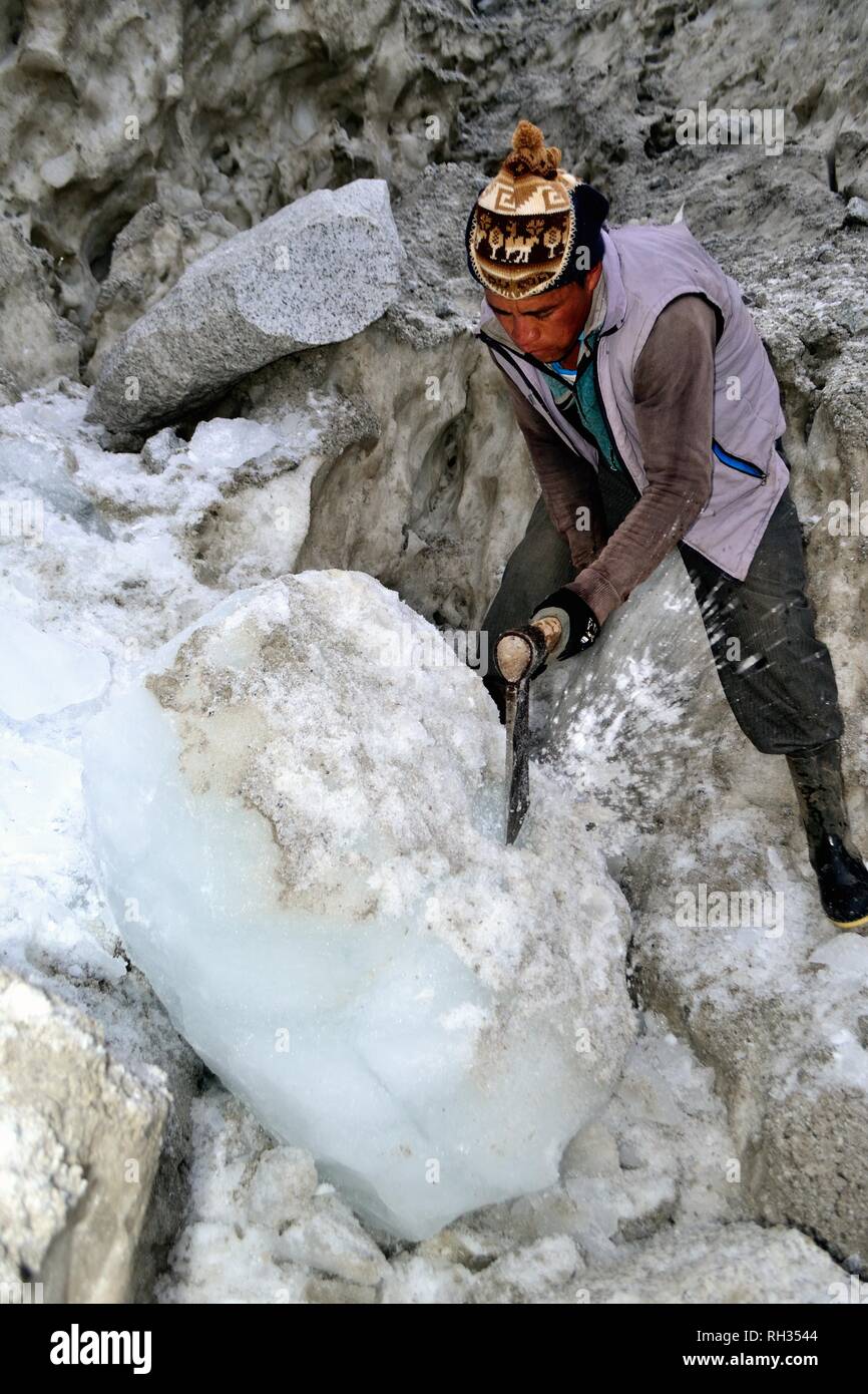 Extraction of ice in the glacier cirque of Huandoy peak - National park ...
