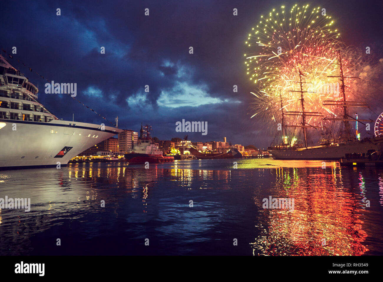 Fireworks sea hi-res stock photography and images - Alamy