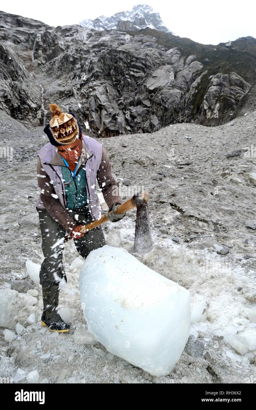 Extraction of ice in the glacier cirque of Huandoy peak - National park ...