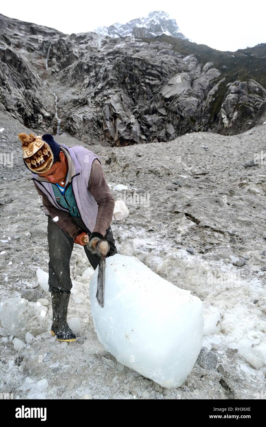 Extraction of ice in the glacier cirque of Huandoy peak - National park ...