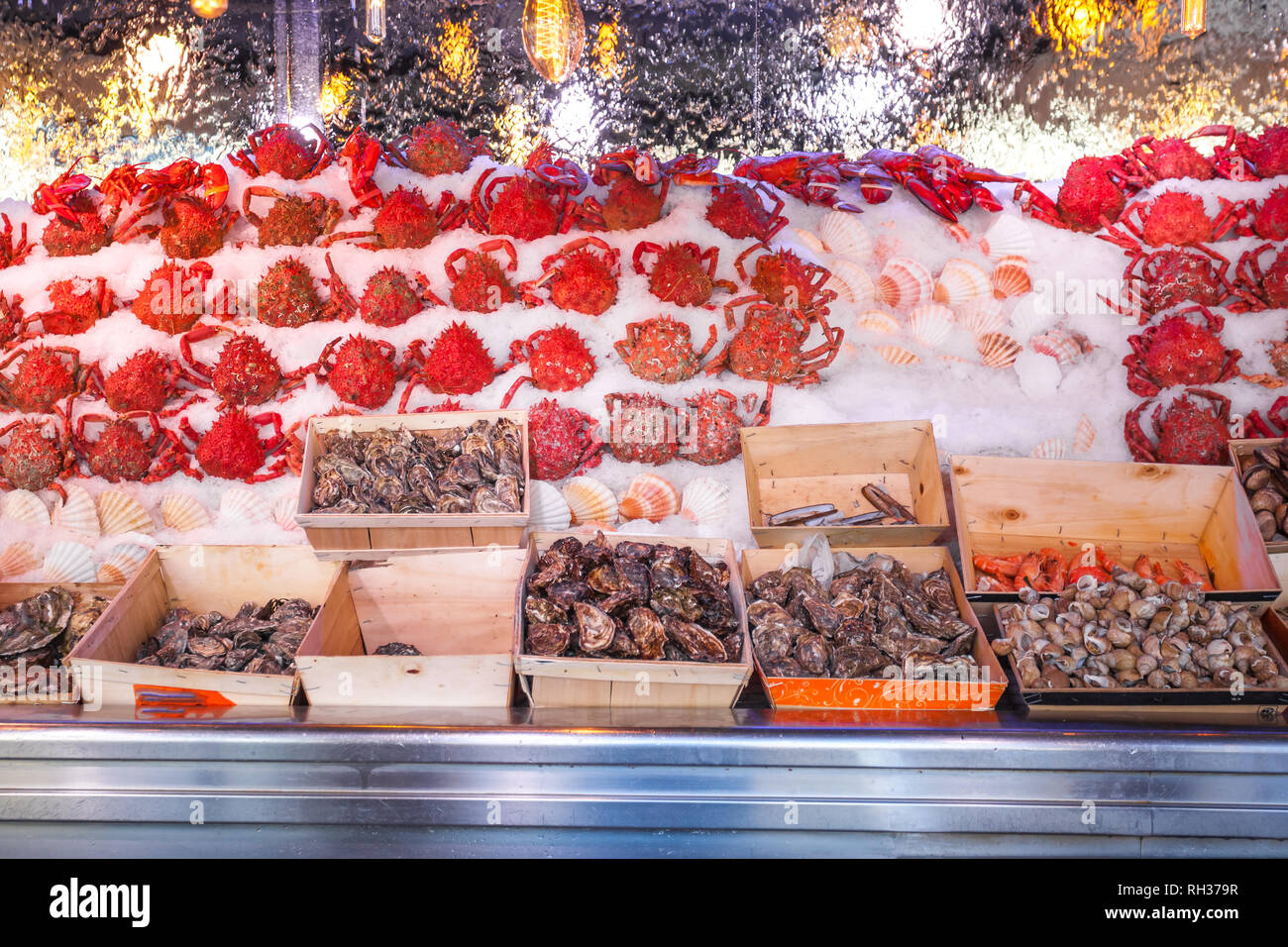 Outdoor Fish Market with Crab and Shrimp on ice, Paris, France Stock ...
