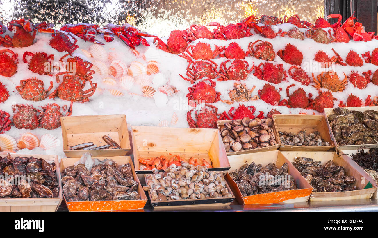 Outdoor Fish Market with Crab and Shrimp on ice, Paris, France Stock ...