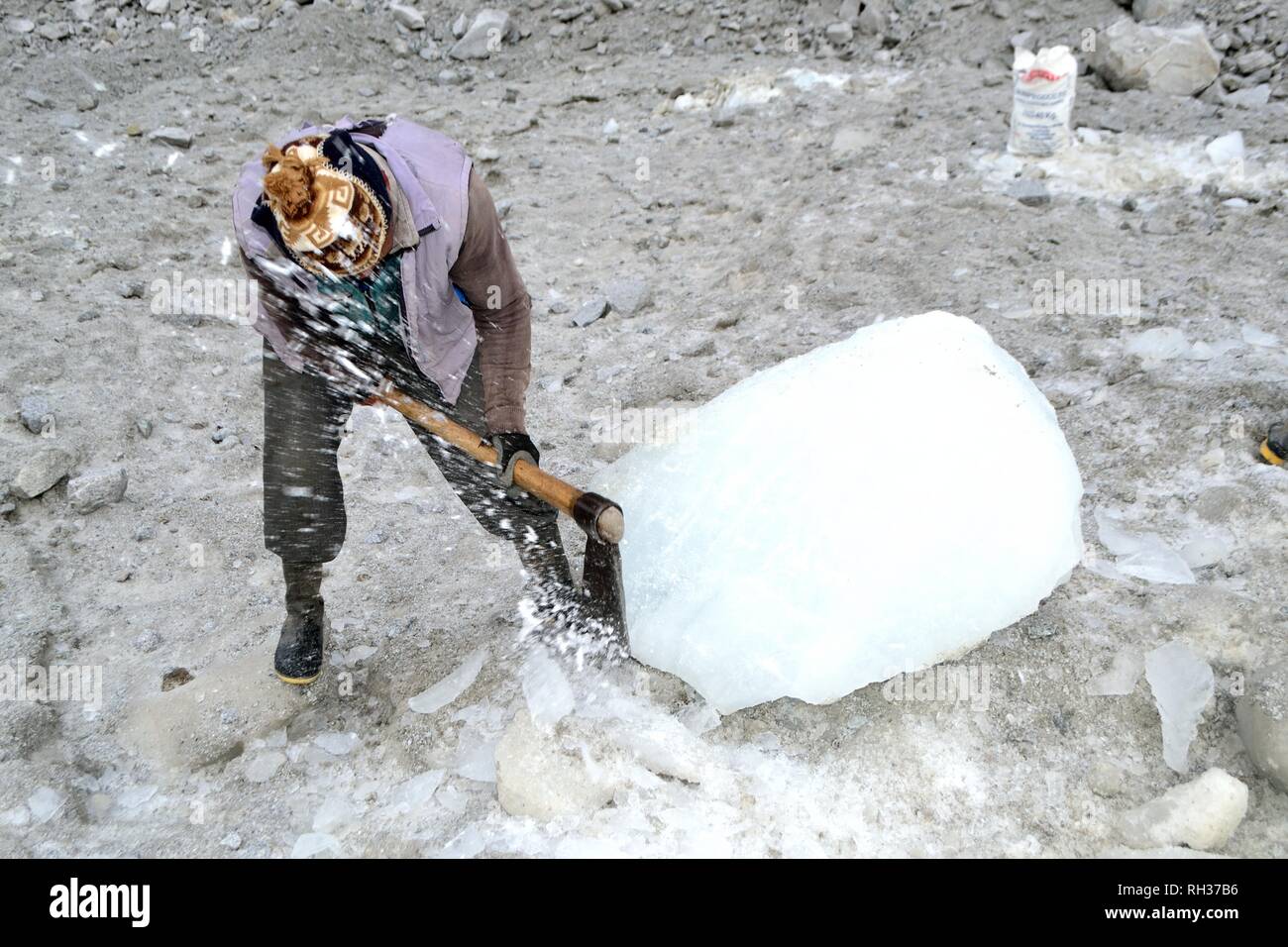Extraction of ice in the glacier cirque of Huandoy peak - National park ...
