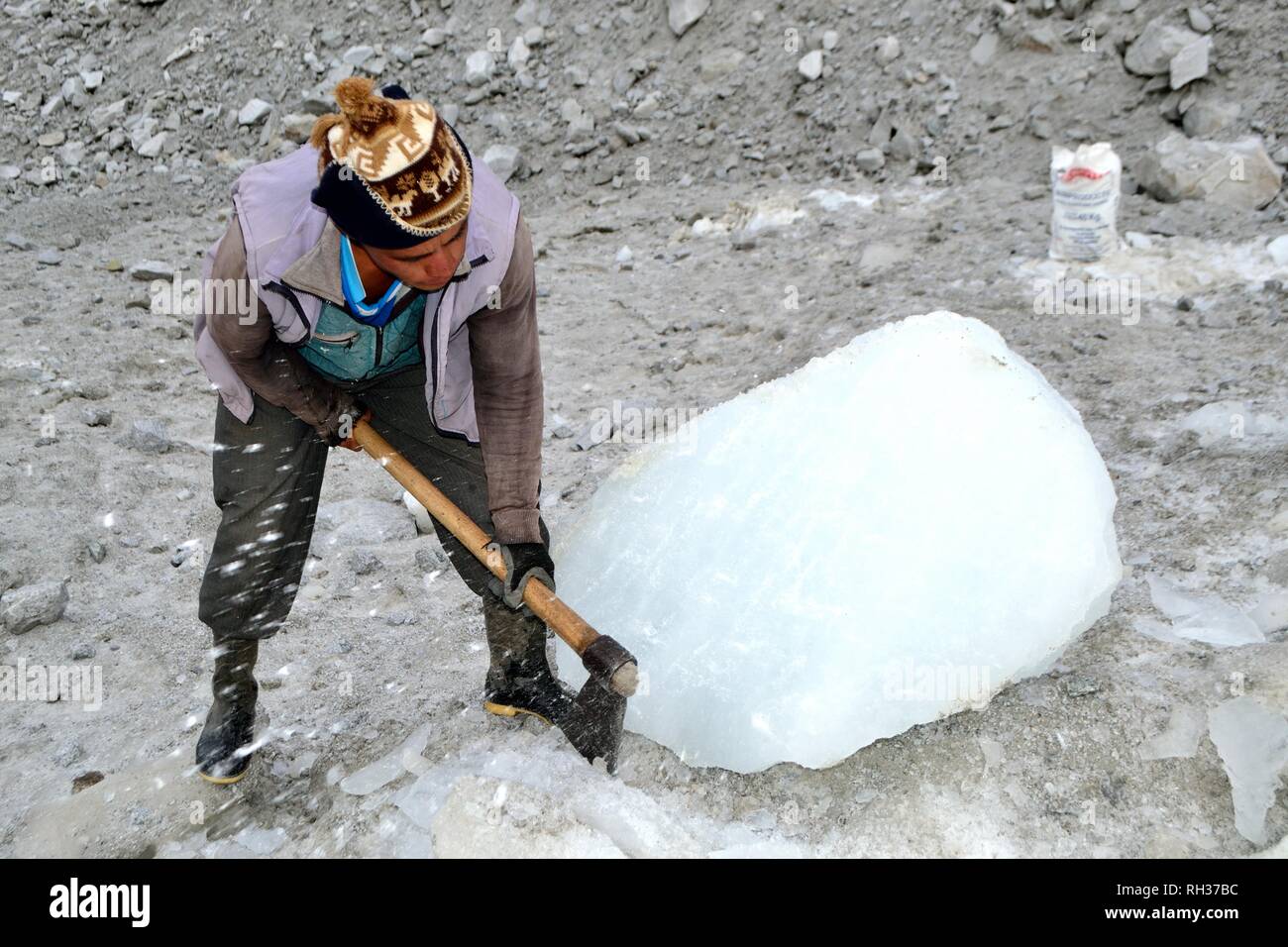 Extraction of ice in the glacier cirque of Huandoy peak - National park ...