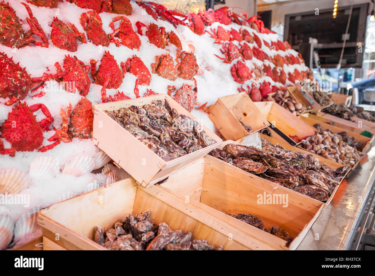 Outdoor Fish Market with Crab and Shrimp on ice, Paris, France Stock ...