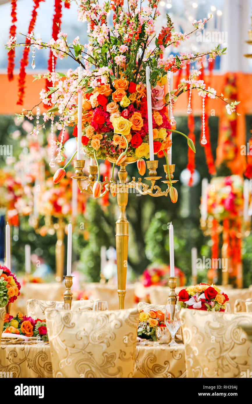 Flower centerpiece on table hi-res stock photography and images - Alamy