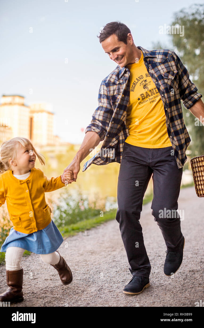 Father daughter holding hands walking hi-res stock photography and ...
