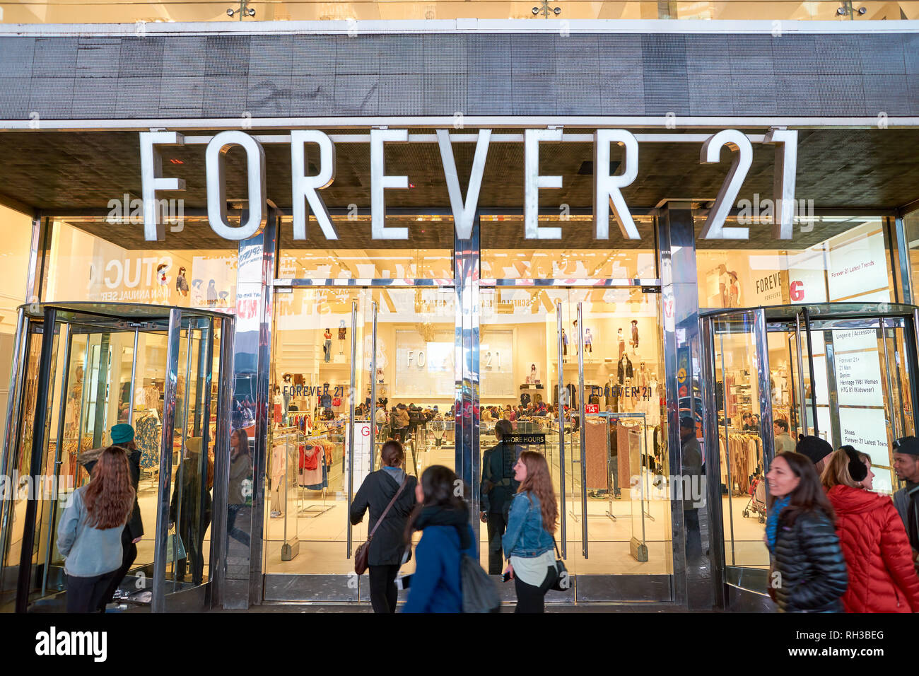 NEW YORK - MARCH 19, 2016: entryway of Forever 21 in New-York. Forever ...