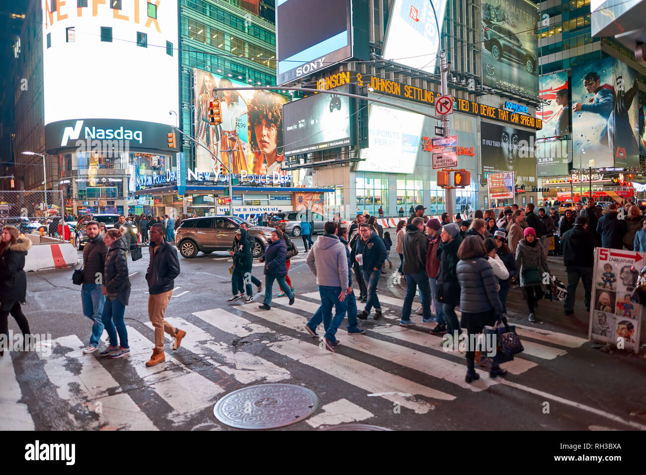 Night crowd crosswalk nyc pedestrian hi-res stock photography and ...