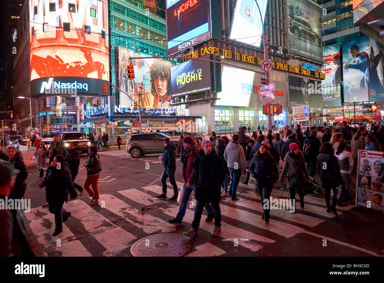 Night crowd crosswalk nyc pedestrian hi-res stock photography and ...