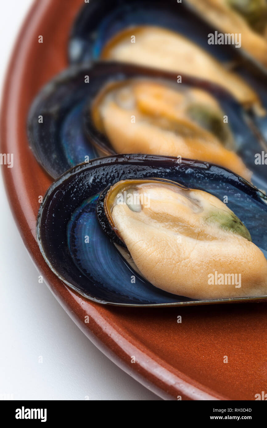Steamed mussels close-up. With shell on clay plate Stock Photo - Alamy