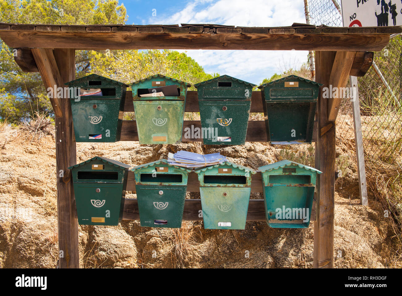 Old metal mailbox mailboxes hi-res stock photography and images - Alamy