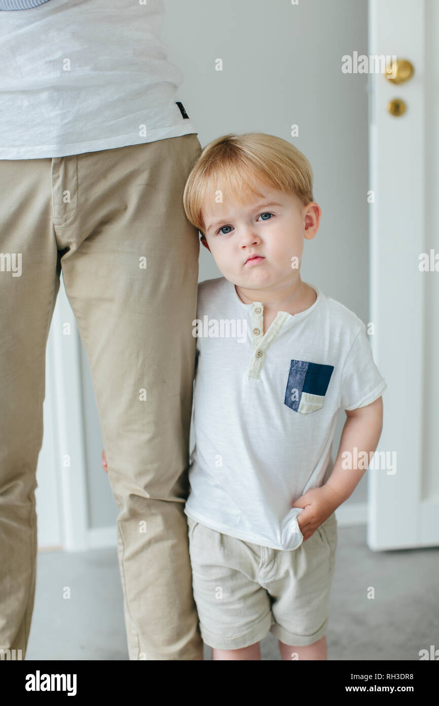Parent children standing together looking hi-res stock photography and ...