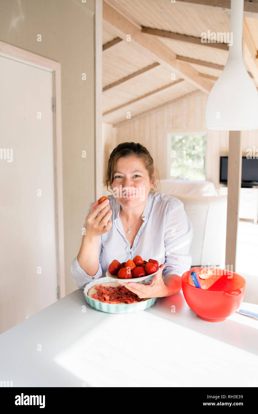 Woman baking cake hi-res stock photography and images - Alamy