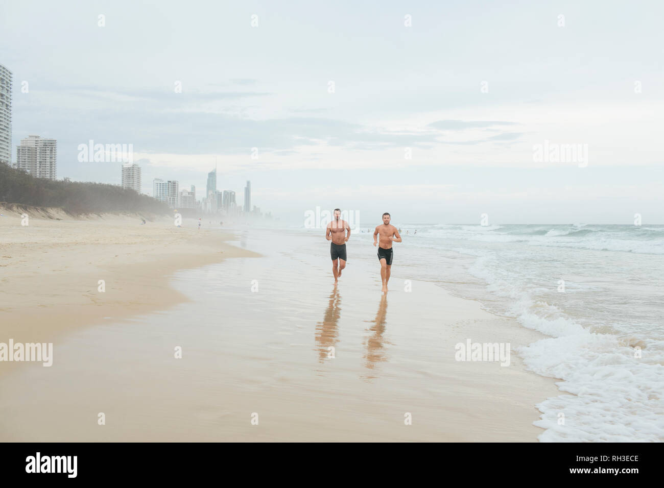 Muscle men beach hi-res stock photography and images - Alamy