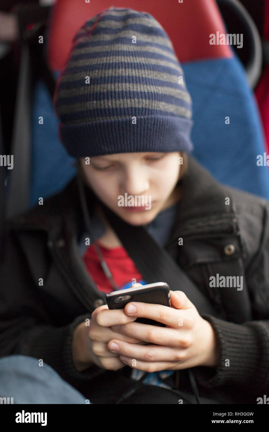 Phone game hand hi-res stock photography and images - Alamy