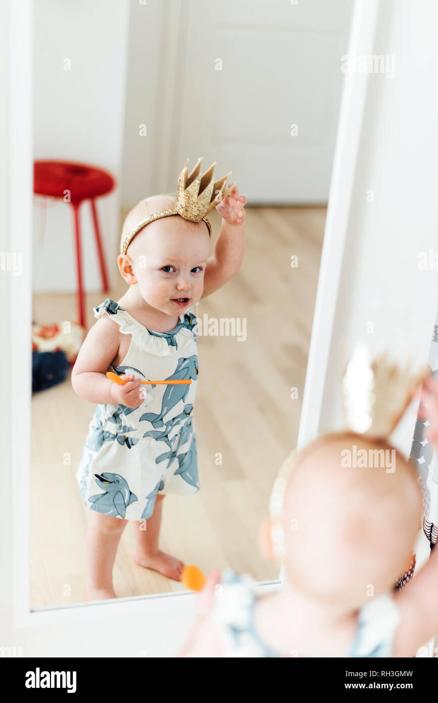 Girl standing mirror hi-res stock photography and images - Alamy