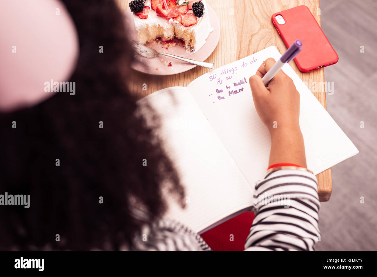 Top view of notes with birthday resolutions Stock Photo - Alamy