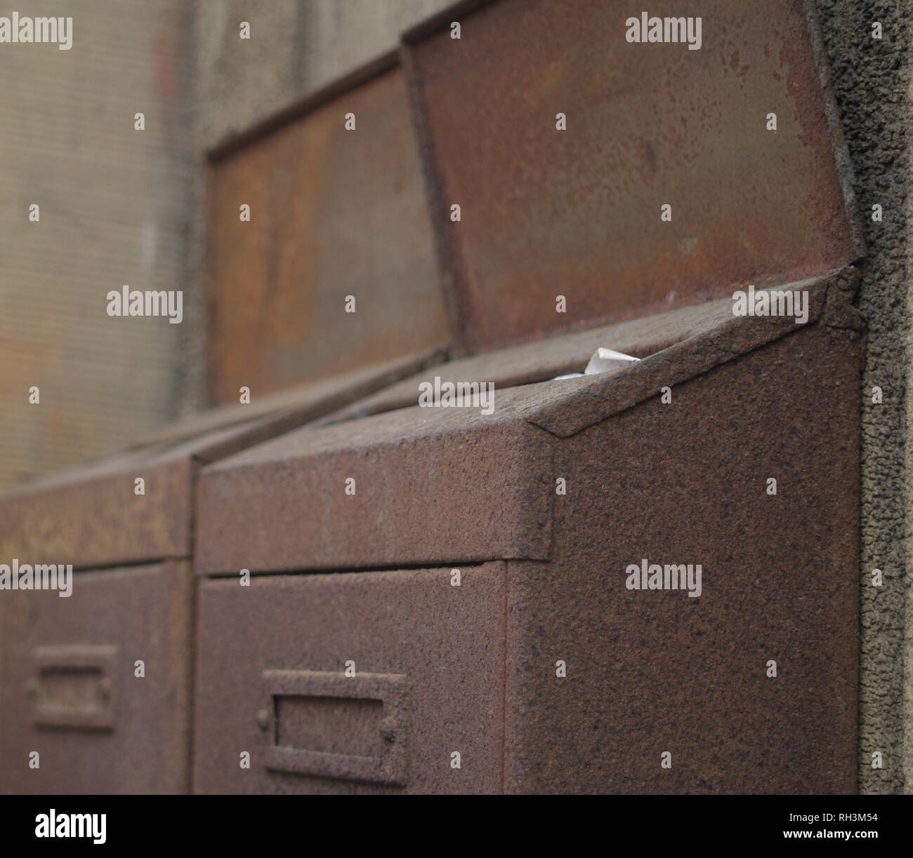 Rusted mailbox hi-res stock photography and images - Alamy