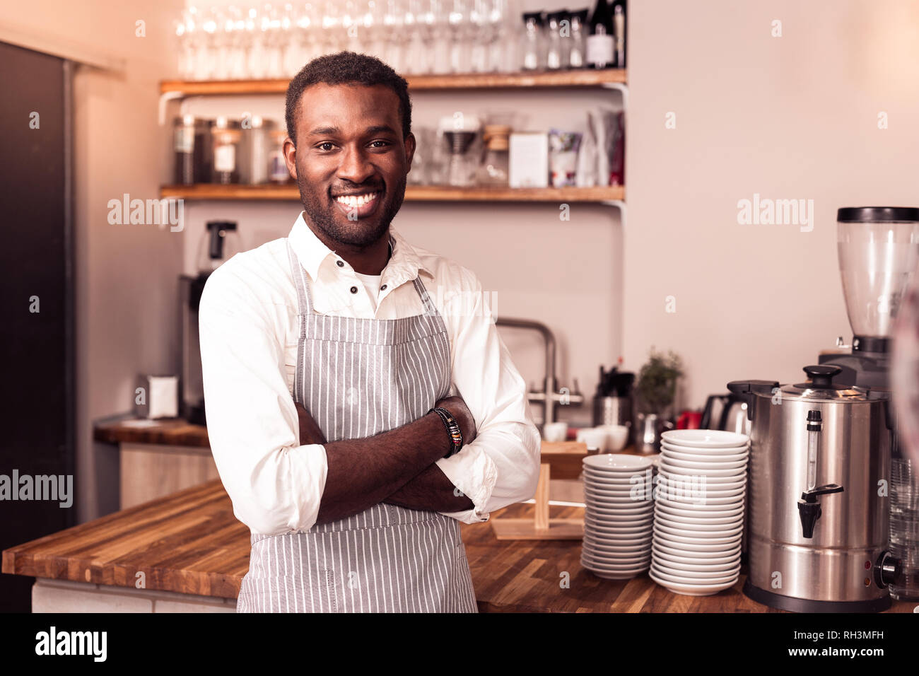 Man wearing an apron hi-res stock photography and images - Alamy