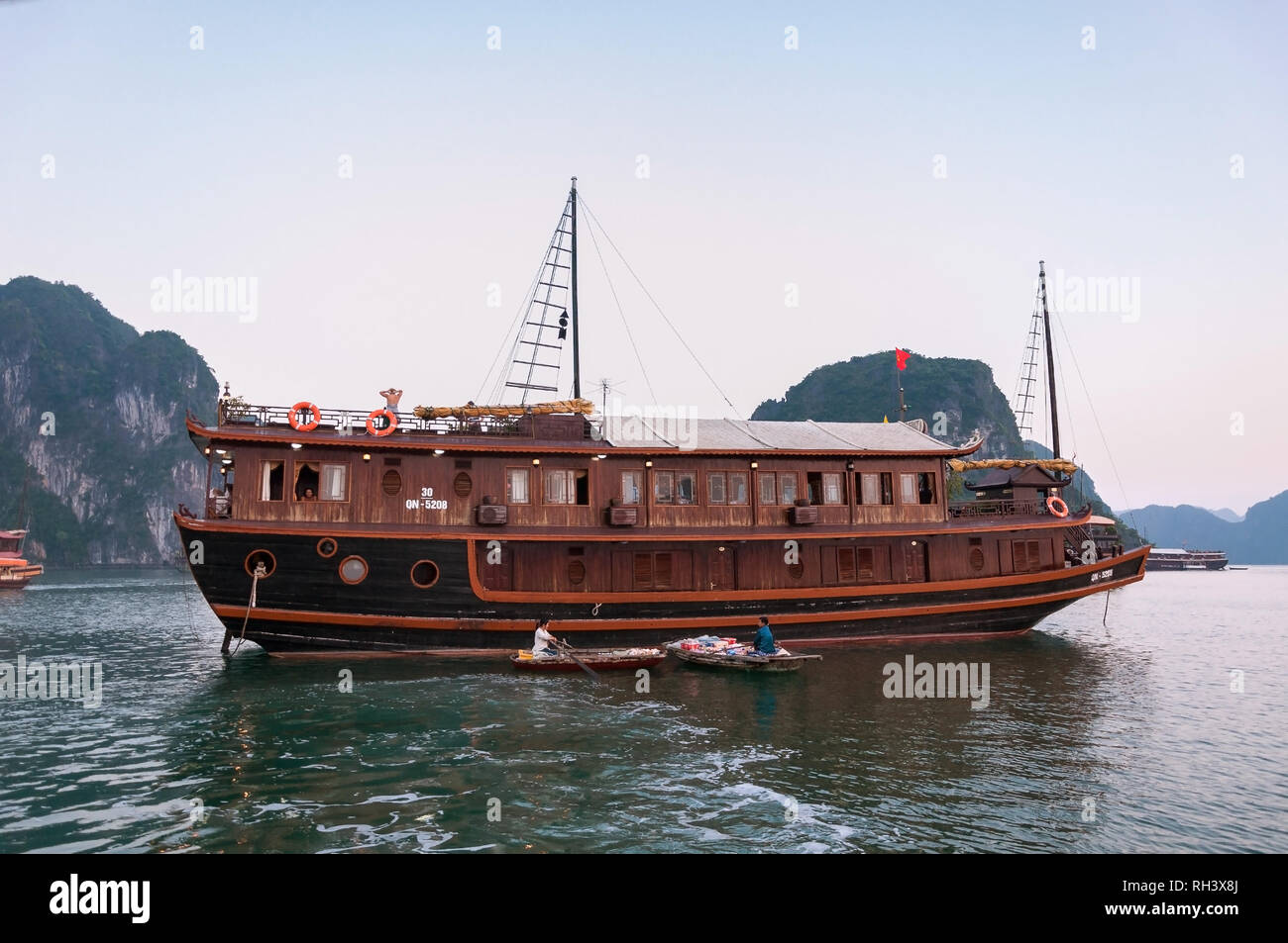 Vietnamese junk boat hi-res stock photography and images - Alamy