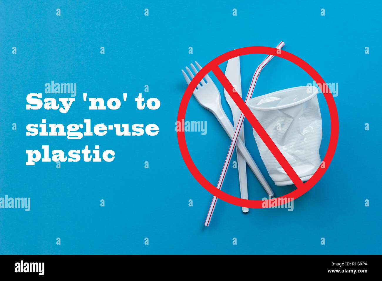 White single-use plastic and plastic drink straws on a blue background ...