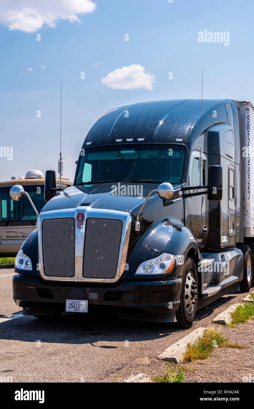 Tractor trailer combination hi-res stock photography and images - Alamy
